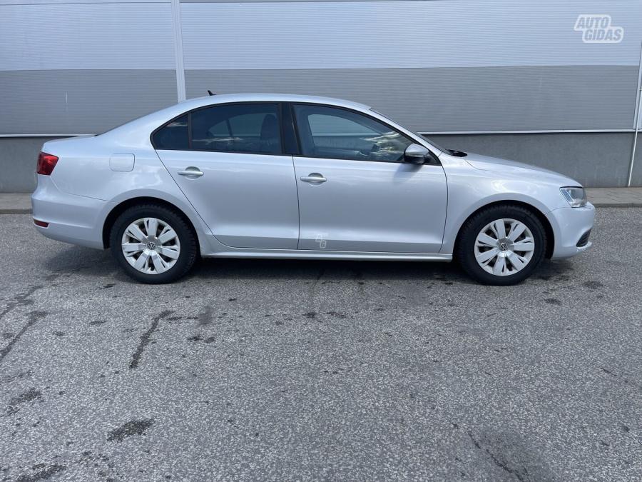 Grey Volkswagen Jetta 2013 in Vilnius, with an engine capacity of 1.60 L and mileage of 200 thousand km for 3500 €, photo 10 on AUTOMOTO.COM.LV