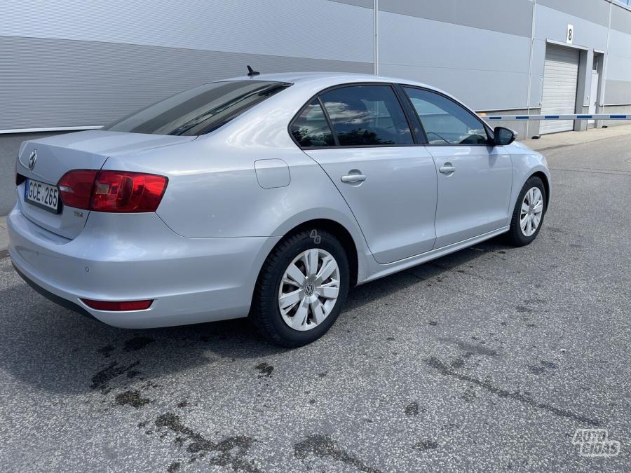 Grey Volkswagen Jetta 2013 in Vilnius, with an engine capacity of 1.60 L and mileage of 200 thousand km for 3500 €, photo 11 on AUTOMOTO.COM.LV