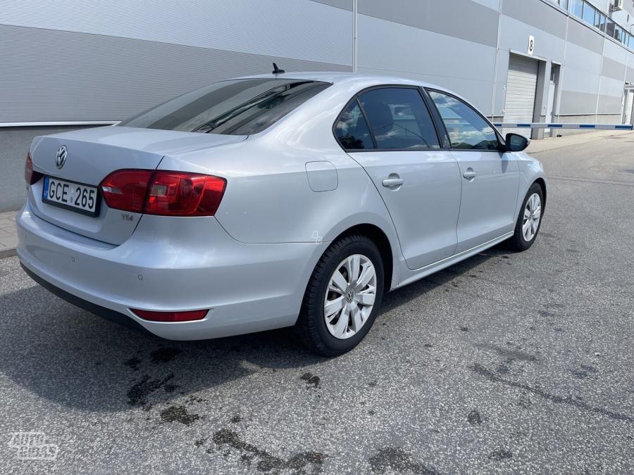 Grey Volkswagen Jetta 2013 in Vilnius, with an engine capacity of 1.60 L and mileage of 200 thousand km for 3500 €, photo 12 on AUTOMOTO.COM.LV