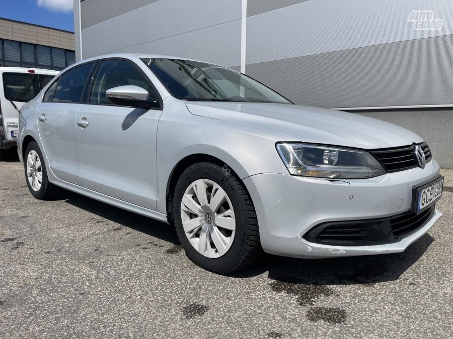 Grey Volkswagen Jetta 2013 in Vilnius, with an engine capacity of 1.60 L and mileage of 200 thousand km for 3500 €, photo 15 on AUTOMOTO.COM.LV