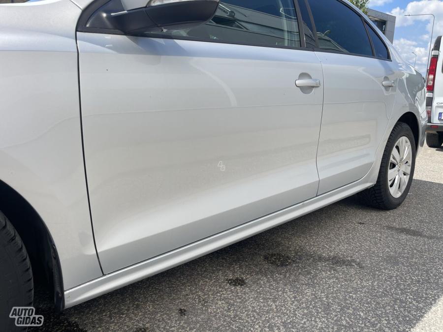 Grey Volkswagen Jetta 2013 in Vilnius, with an engine capacity of 1.60 L and mileage of 200 thousand km for 3500 €, photo 18 on AUTOMOTO.COM.LV