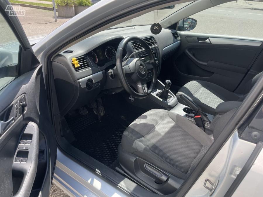 Grey Volkswagen Jetta 2013 in Vilnius, with an engine capacity of 1.60 L and mileage of 200 thousand km for 3500 €, photo 25 on AUTOMOTO.COM.LV