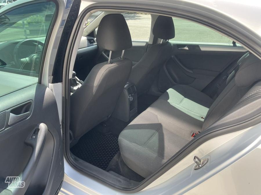Grey Volkswagen Jetta 2013 in Vilnius, with an engine capacity of 1.60 L and mileage of 200 thousand km for 3500 €, photo 26 on AUTOMOTO.COM.LV