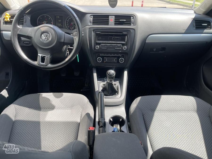 Grey Volkswagen Jetta 2013 in Vilnius, with an engine capacity of 1.60 L and mileage of 200 thousand km for 3500 €, photo 27 on AUTOMOTO.COM.LV