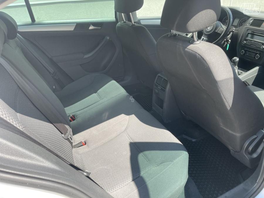 Grey Volkswagen Jetta 2013 in Vilnius, with an engine capacity of 1.60 L and mileage of 200 thousand km for 3500 €, photo 28 on AUTOMOTO.COM.LV