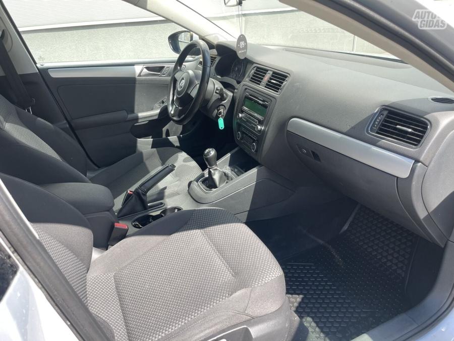 Grey Volkswagen Jetta 2013 in Vilnius, with an engine capacity of 1.60 L and mileage of 200 thousand km for 3500 €, photo 29 on AUTOMOTO.COM.LV