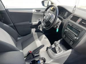 Grey Volkswagen Jetta 2013 in Vilnius, with an engine capacity of 1.60 L and mileage of 200 thousand km for 3500 €, photo 30 on AUTOMOTO.COM.LV