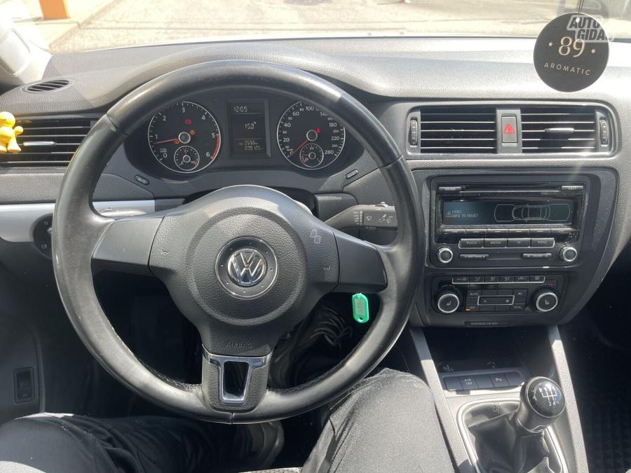 Grey Volkswagen Jetta 2013 in Vilnius, with an engine capacity of 1.60 L and mileage of 200 thousand km for 3500 €, photo 32 on AUTOMOTO.COM.LV