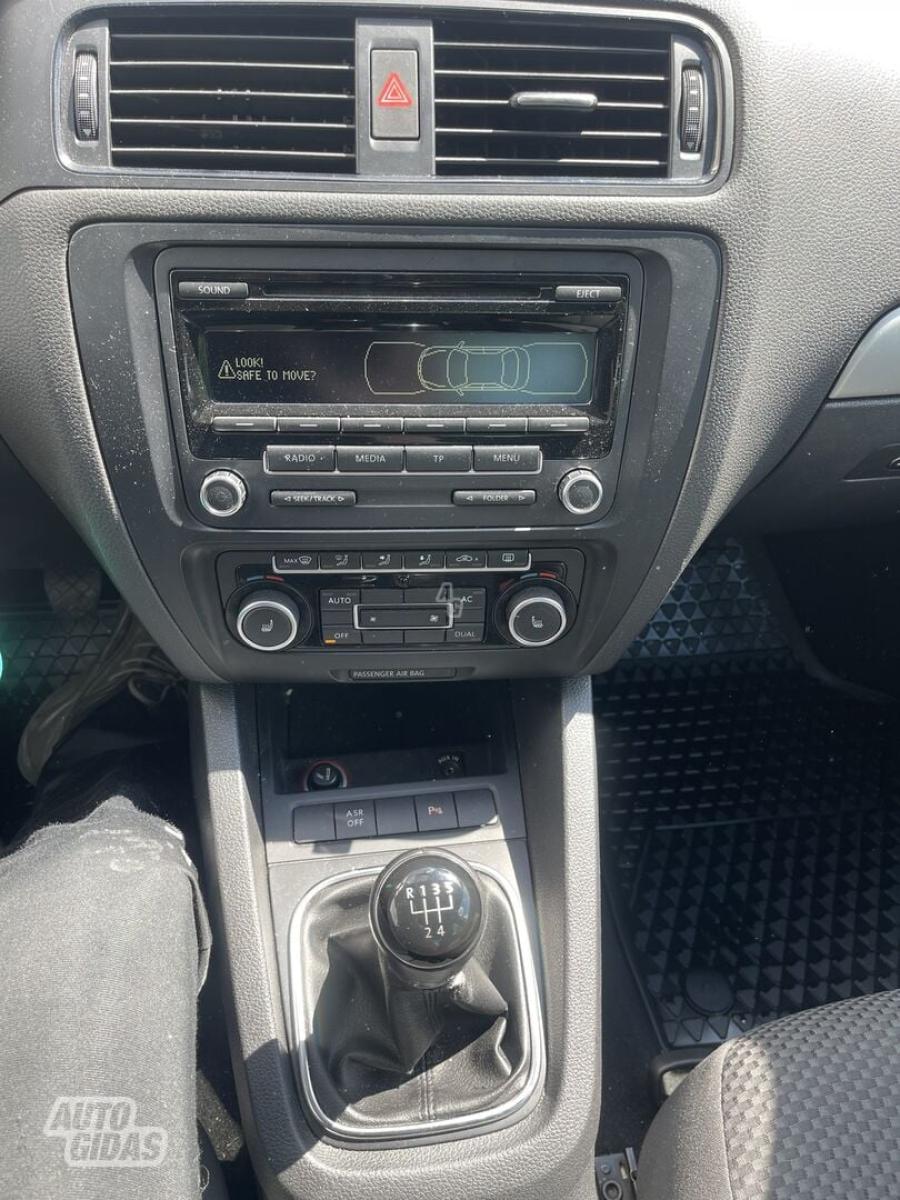 Grey Volkswagen Jetta 2013 in Vilnius, with an engine capacity of 1.60 L and mileage of 200 thousand km for 3500 €, photo 33 on AUTOMOTO.COM.LV