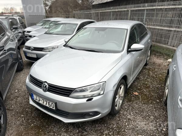 Grey Volkswagen Jetta 2013 in Riga, with an engine capacity of 1.60 L and mileage of 286 thousand km for 3300 €, photo 1 on AUTOMOTO.COM.LV