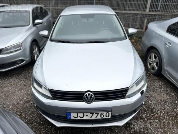 Grey Volkswagen Jetta 2013 in Riga, with an engine capacity of 1.60 L and mileage of 286 thousand km for 3300 €, photo 2 on AUTOMOTO.COM.LV