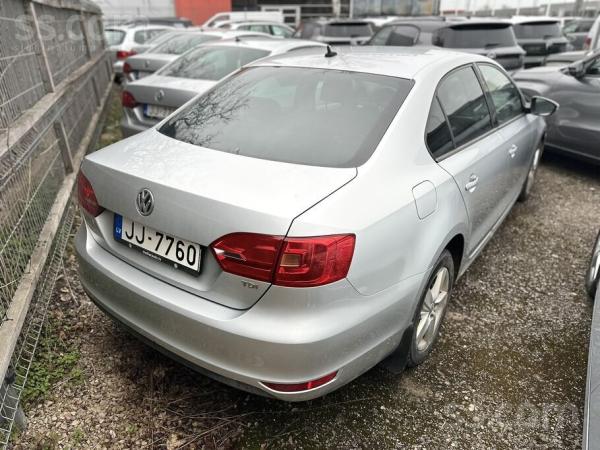 Grey Volkswagen Jetta 2013 in Riga, with an engine capacity of 1.60 L and mileage of 286 thousand km for 3300 €, photo 3 on AUTOMOTO.COM.LV