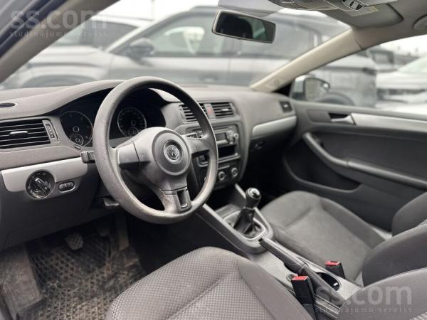 Grey Volkswagen Jetta 2013 in Riga, with an engine capacity of 1.60 L and mileage of 286 thousand km for 3300 €, photo 4 on AUTOMOTO.COM.LV