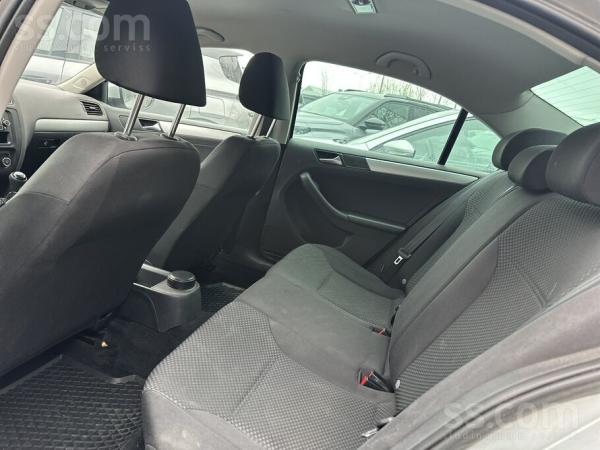 Grey Volkswagen Jetta 2013 in Riga, with an engine capacity of 1.60 L and mileage of 286 thousand km for 3300 €, photo 5 on AUTOMOTO.COM.LV