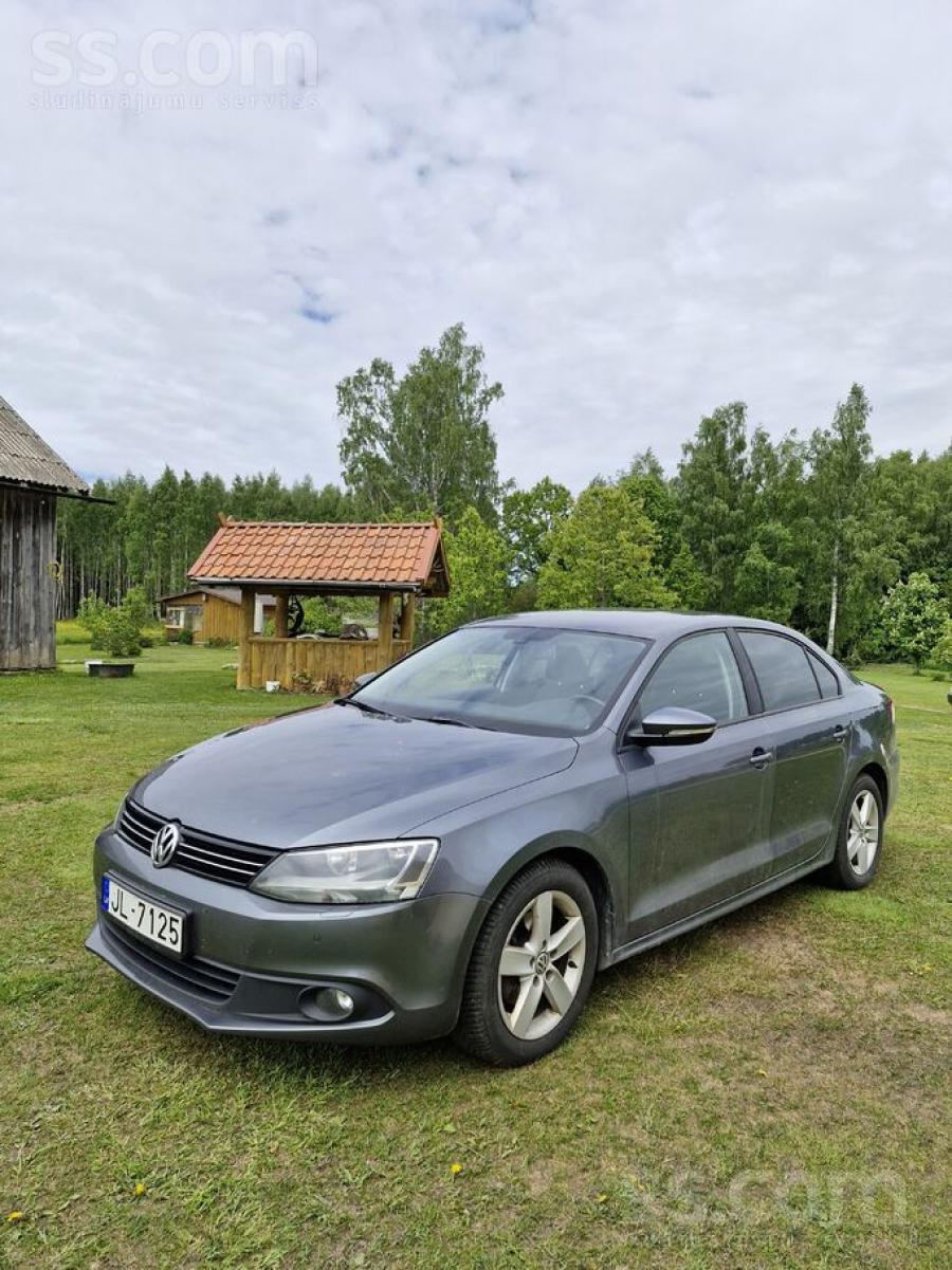 Grey Volkswagen Jetta 2013 in Riga, with an engine capacity of 1.60 L and mileage of 240 thousand km for 3650 €, photo 1 on AUTOMOTO.COM.LV
