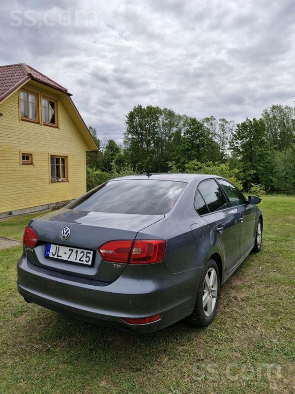 Pelēks Volkswagen Jetta 2013 Rīga, ar dzinēja tilpumu 1.60 L un nobraukumu 240 tūkst. km par 3650 €, foto 2 vietnē AUTOMOTO.COM.LV