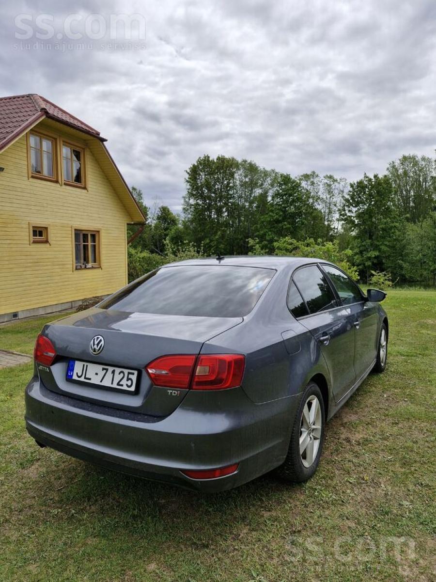 Grey Volkswagen Jetta 2013 in Riga, with an engine capacity of 1.60 L and mileage of 240 thousand km for 3650 €, photo 3 on AUTOMOTO.COM.LV