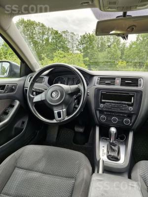 Grey Volkswagen Jetta 2013 in Riga, with an engine capacity of 1.60 L and mileage of 240 thousand km for 3650 €, photo 4 on AUTOMOTO.COM.LV