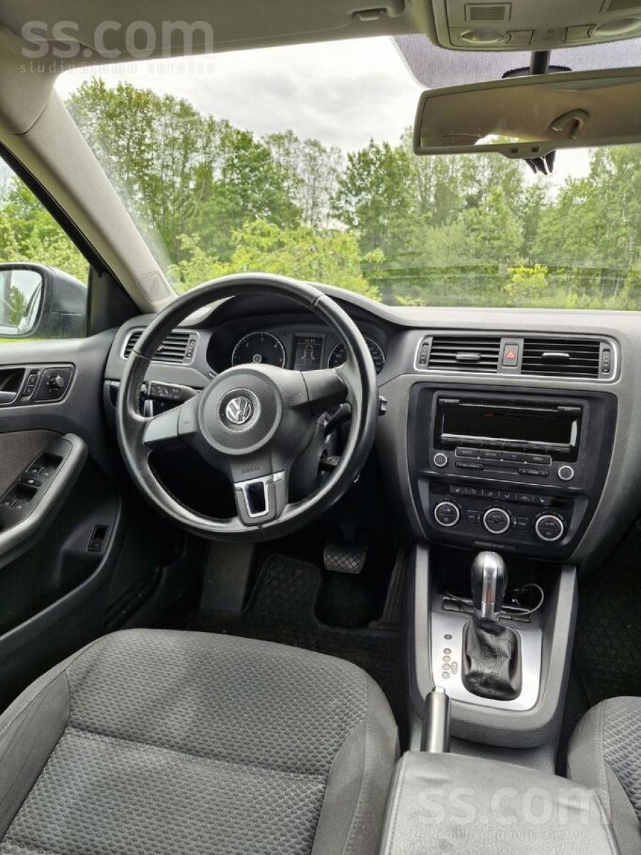 Grey Volkswagen Jetta 2013 in Riga, with an engine capacity of 1.60 L and mileage of 240 thousand km for 3650 €, photo 4 on AUTOMOTO.COM.LV