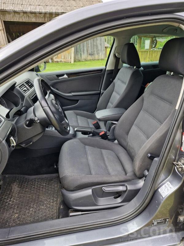 Pelēks Volkswagen Jetta 2013 Rīga, ar dzinēja tilpumu 1.60 L un nobraukumu 240 tūkst. km par 3650 €, foto 4 vietnē AUTOMOTO.COM.LV