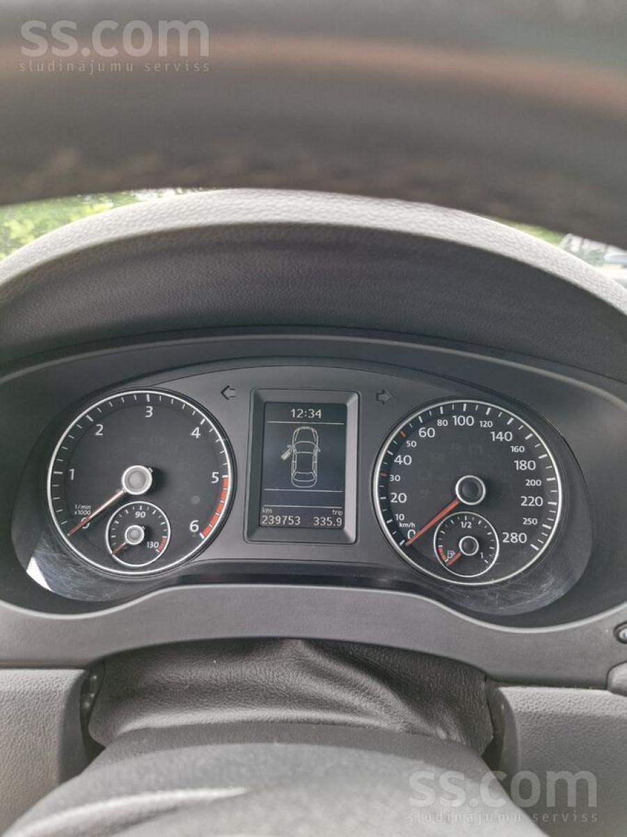 Grey Volkswagen Jetta 2013 in Riga, with an engine capacity of 1.60 L and mileage of 240 thousand km for 3650 €, photo 6 on AUTOMOTO.COM.LV