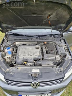 Grey Volkswagen Jetta 2013 in Riga, with an engine capacity of 1.60 L and mileage of 240 thousand km for 3650 €, photo 7 on AUTOMOTO.COM.LV