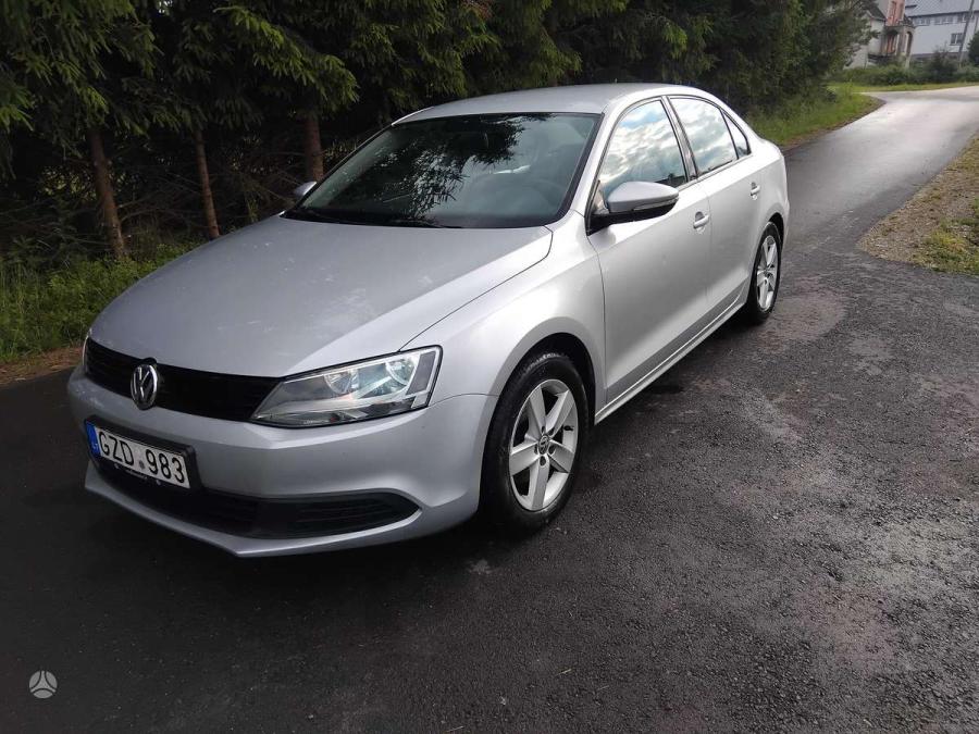 Grey Volkswagen Jetta 2013 in Alytus, with an engine capacity of 1.60 L and mileage of 290 thousand km for 4000 €, photo 1 on AUTOMOTO.COM.LV