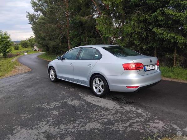 Pelēks Volkswagen Jetta 2013 Alīta, ar dzinēja tilpumu 1.60 L un nobraukumu 290 tūkst. km par 4000 €, foto 3 vietnē AUTOMOTO.COM.LV