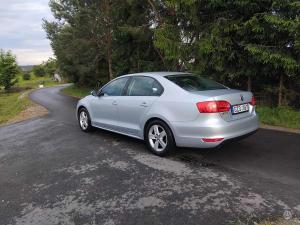Grey Volkswagen Jetta 2013 in Alytus, with an engine capacity of 1.60 L and mileage of 290 thousand km for 4000 €, photo 4 on AUTOMOTO.COM.LV