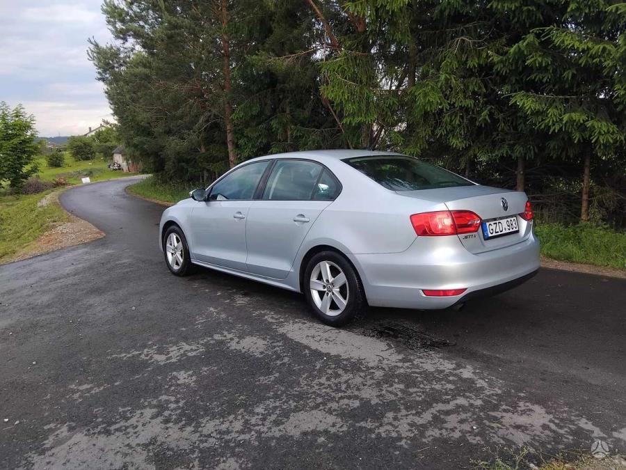 Grey Volkswagen Jetta 2013 in Alytus, with an engine capacity of 1.60 L and mileage of 290 thousand km for 4000 €, photo 4 on AUTOMOTO.COM.LV
