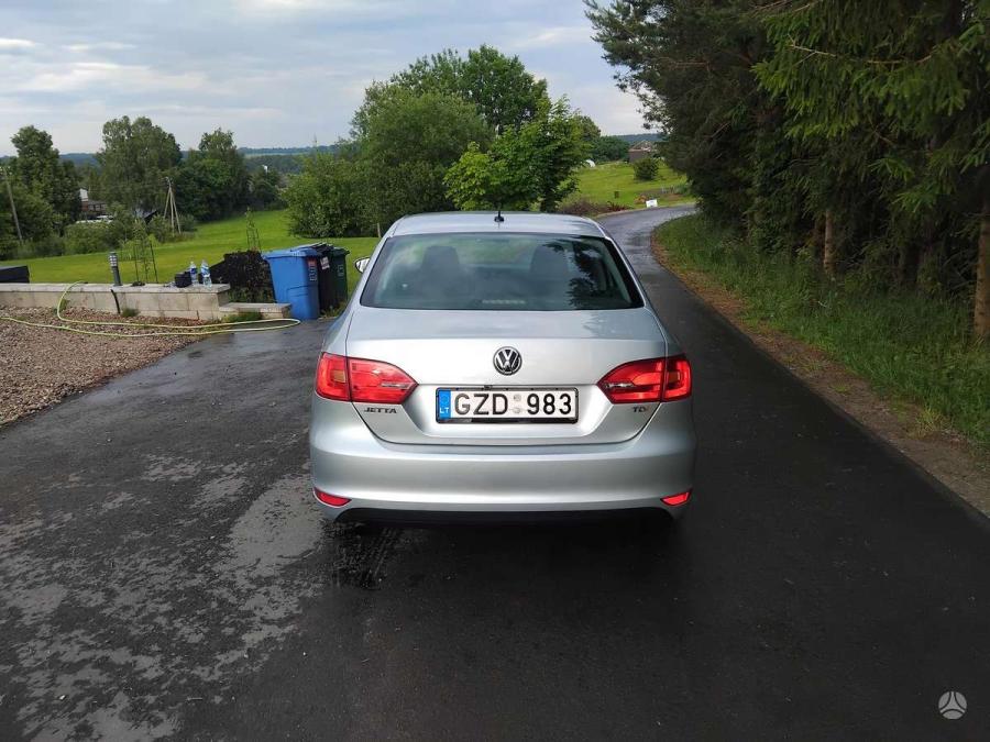 Grey Volkswagen Jetta 2013 in Alytus, with an engine capacity of 1.60 L and mileage of 290 thousand km for 4000 €, photo 5 on AUTOMOTO.COM.LV