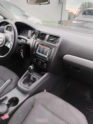 Grey Volkswagen Jetta 2013 in Alytus, with an engine capacity of 1.60 L and mileage of 290 thousand km for 4000 €, photo 8 on AUTOMOTO.COM.LV