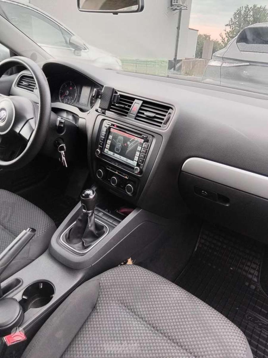 Grey Volkswagen Jetta 2013 in Alytus, with an engine capacity of 1.60 L and mileage of 290 thousand km for 4000 €, photo 8 on AUTOMOTO.COM.LV