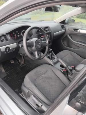 Grey Volkswagen Jetta 2013 in Alytus, with an engine capacity of 1.60 L and mileage of 290 thousand km for 4000 €, photo 9 on AUTOMOTO.COM.LV