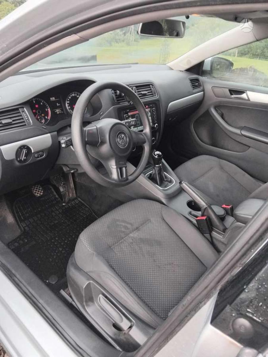 Grey Volkswagen Jetta 2013 in Alytus, with an engine capacity of 1.60 L and mileage of 290 thousand km for 4000 €, photo 9 on AUTOMOTO.COM.LV