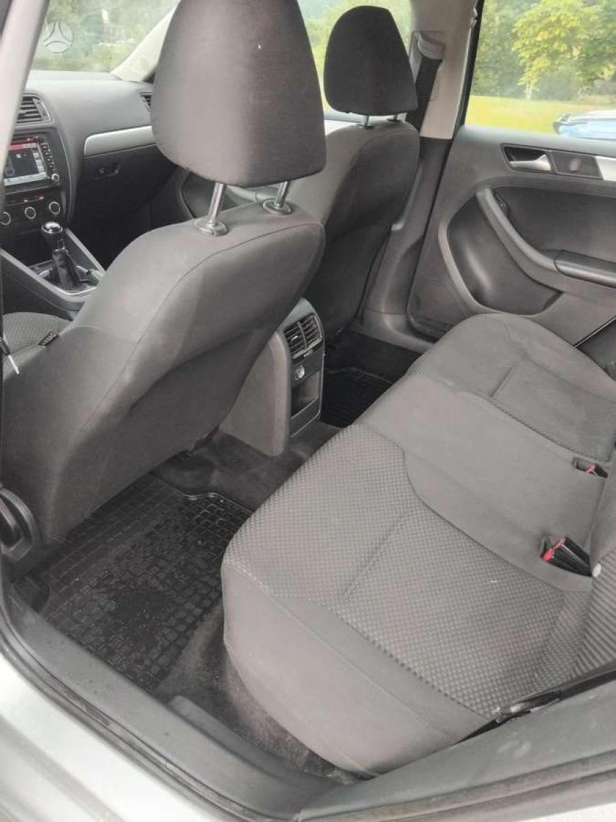 Grey Volkswagen Jetta 2013 in Alytus, with an engine capacity of 1.60 L and mileage of 290 thousand km for 4000 €, photo 10 on AUTOMOTO.COM.LV