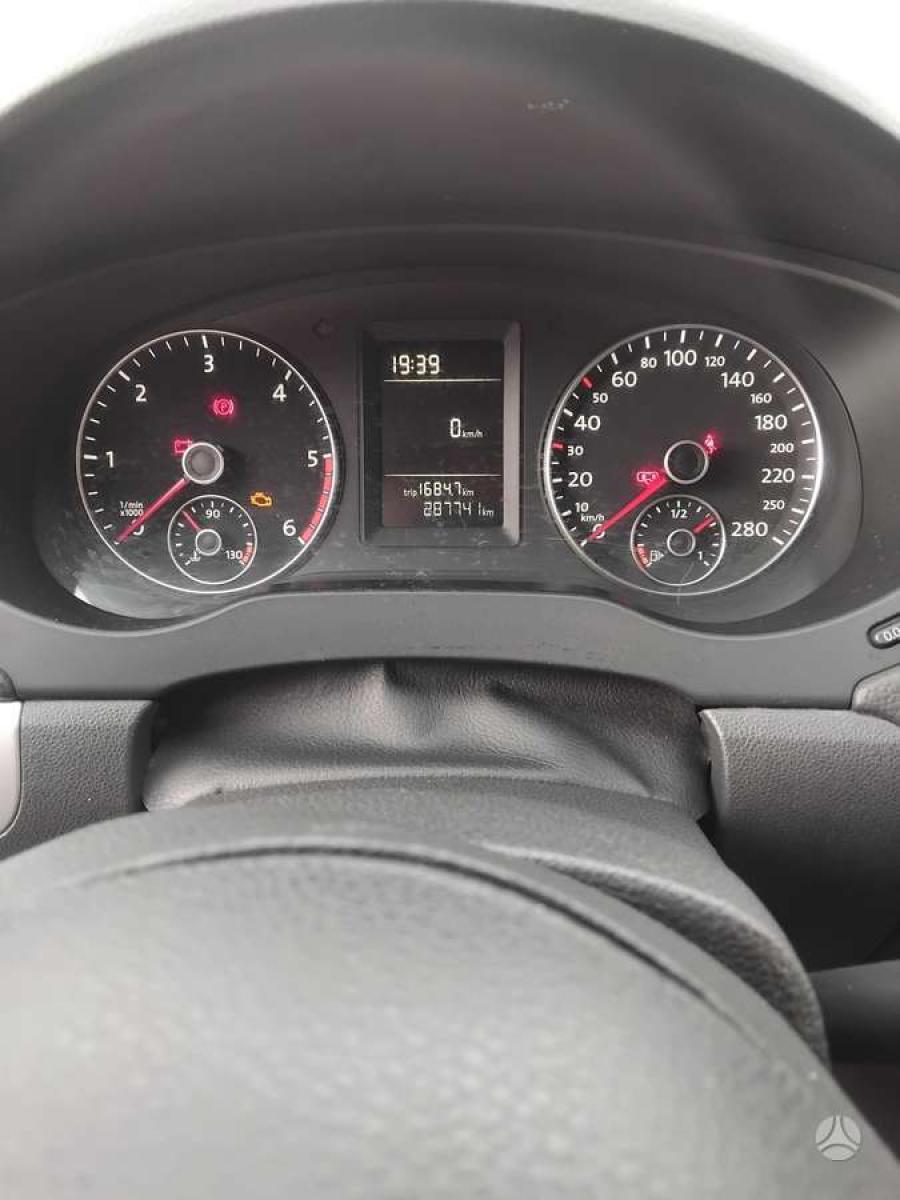 Grey Volkswagen Jetta 2013 in Alytus, with an engine capacity of 1.60 L and mileage of 290 thousand km for 4000 €, photo 11 on AUTOMOTO.COM.LV