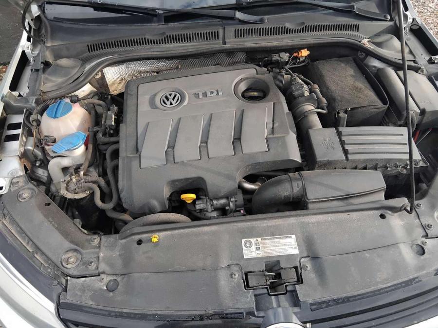 Grey Volkswagen Jetta 2013 in Alytus, with an engine capacity of 1.60 L and mileage of 290 thousand km for 4000 €, photo 12 on AUTOMOTO.COM.LV