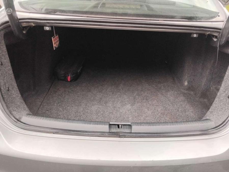 Grey Volkswagen Jetta 2013 in Alytus, with an engine capacity of 1.60 L and mileage of 290 thousand km for 4000 €, photo 13 on AUTOMOTO.COM.LV