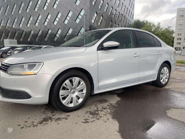 Pelēks Volkswagen Jetta 2013 Viļņa, ar dzinēja tilpumu 1.60 L un nobraukumu 200 tūkst. km par 3300 €, foto 1 vietnē AUTOMOTO.COM.LV
