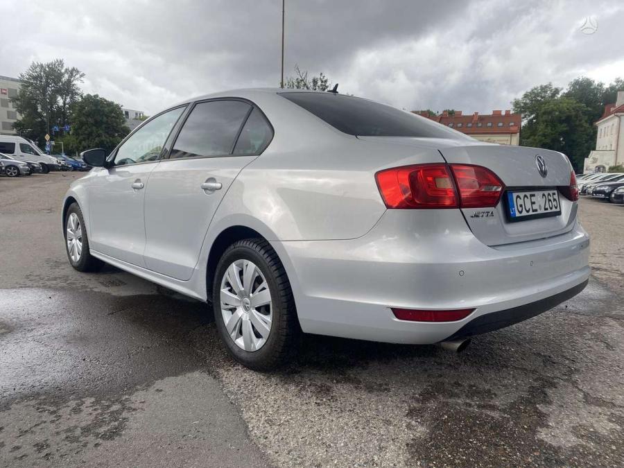 Grey Volkswagen Jetta 2013 in Vilnius, with an engine capacity of 1.60 L and mileage of 200 thousand km for 3300 €, photo 3 on AUTOMOTO.COM.LV