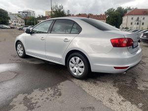 Grey Volkswagen Jetta 2013 in Vilnius, with an engine capacity of 1.60 L and mileage of 200 thousand km for 3300 €, photo 4 on AUTOMOTO.COM.LV