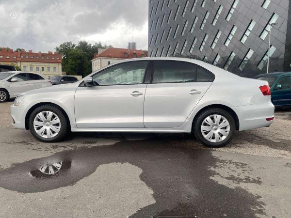 Pelēks Volkswagen Jetta 2013 Viļņa, ar dzinēja tilpumu 1.60 L un nobraukumu 200 tūkst. km par 3300 €, foto 4 vietnē AUTOMOTO.COM.LV