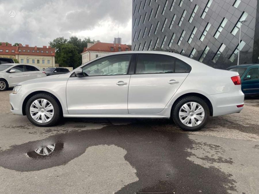 Grey Volkswagen Jetta 2013 in Vilnius, with an engine capacity of 1.60 L and mileage of 200 thousand km for 3300 €, photo 5 on AUTOMOTO.COM.LV