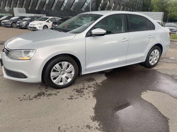 Pelēks Volkswagen Jetta 2013 Viļņa, ar dzinēja tilpumu 1.60 L un nobraukumu 200 tūkst. km par 3300 €, foto 5 vietnē AUTOMOTO.COM.LV