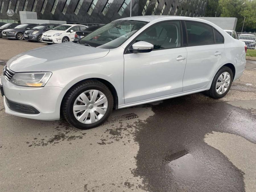 Grey Volkswagen Jetta 2013 in Vilnius, with an engine capacity of 1.60 L and mileage of 200 thousand km for 3300 €, photo 6 on AUTOMOTO.COM.LV