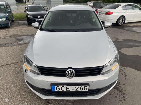 Pelēks Volkswagen Jetta 2013 Viļņa, ar dzinēja tilpumu 1.60 L un nobraukumu 200 tūkst. km par 3300 €, foto 6 vietnē AUTOMOTO.COM.LV
