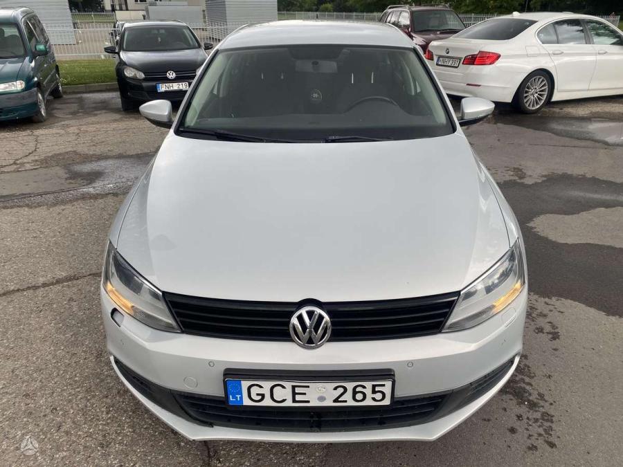 Grey Volkswagen Jetta 2013 in Vilnius, with an engine capacity of 1.60 L and mileage of 200 thousand km for 3300 €, photo 7 on AUTOMOTO.COM.LV