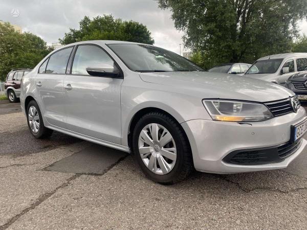 Pelēks Volkswagen Jetta 2013 Viļņa, ar dzinēja tilpumu 1.60 L un nobraukumu 200 tūkst. km par 3300 €, foto 8 vietnē AUTOMOTO.COM.LV
