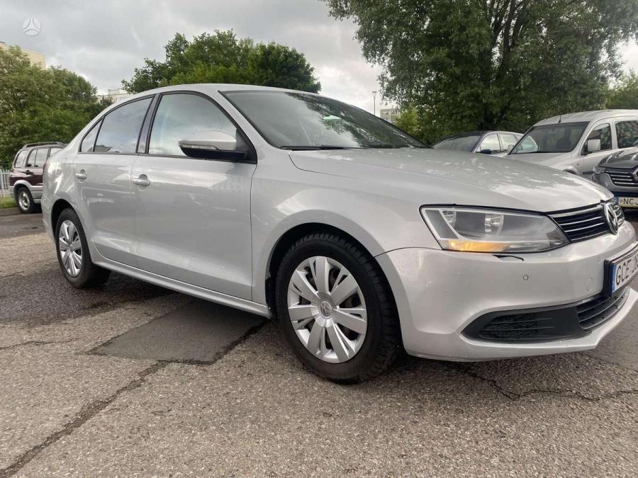 Grey Volkswagen Jetta 2013 in Vilnius, with an engine capacity of 1.60 L and mileage of 200 thousand km for 3300 €, photo 9 on AUTOMOTO.COM.LV